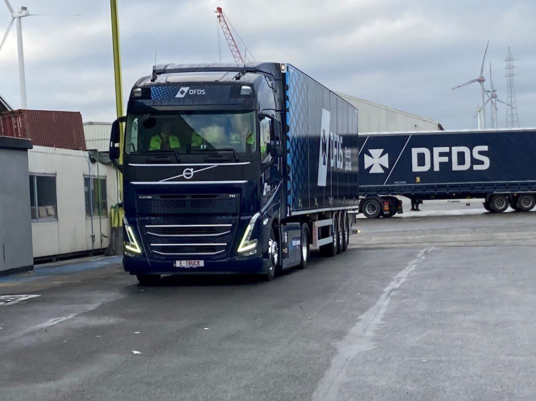 Deense rederij DFDS neemt in Gentse haven haar eerste elektrische truck in gebruik - Ecotips